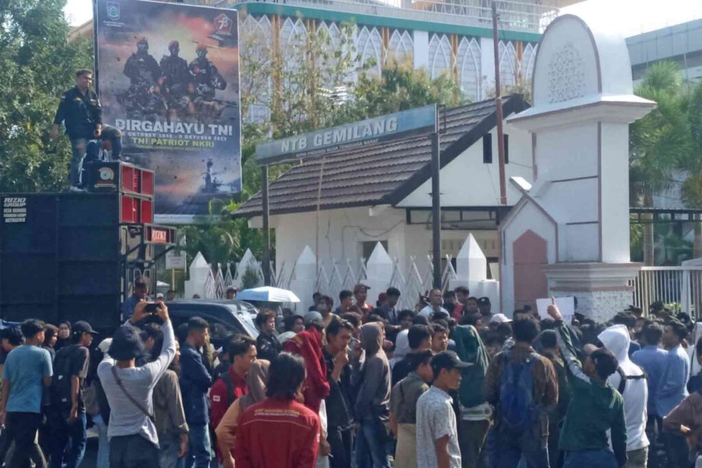 Tolak Putusan MK yang Bisa Langgengkan Politik Dinasti, Mahasiswa Gelar ... Tolak Putusan MK yang Bisa Langgengkan Politik Dinasti, Mahasiswa Gelar ...