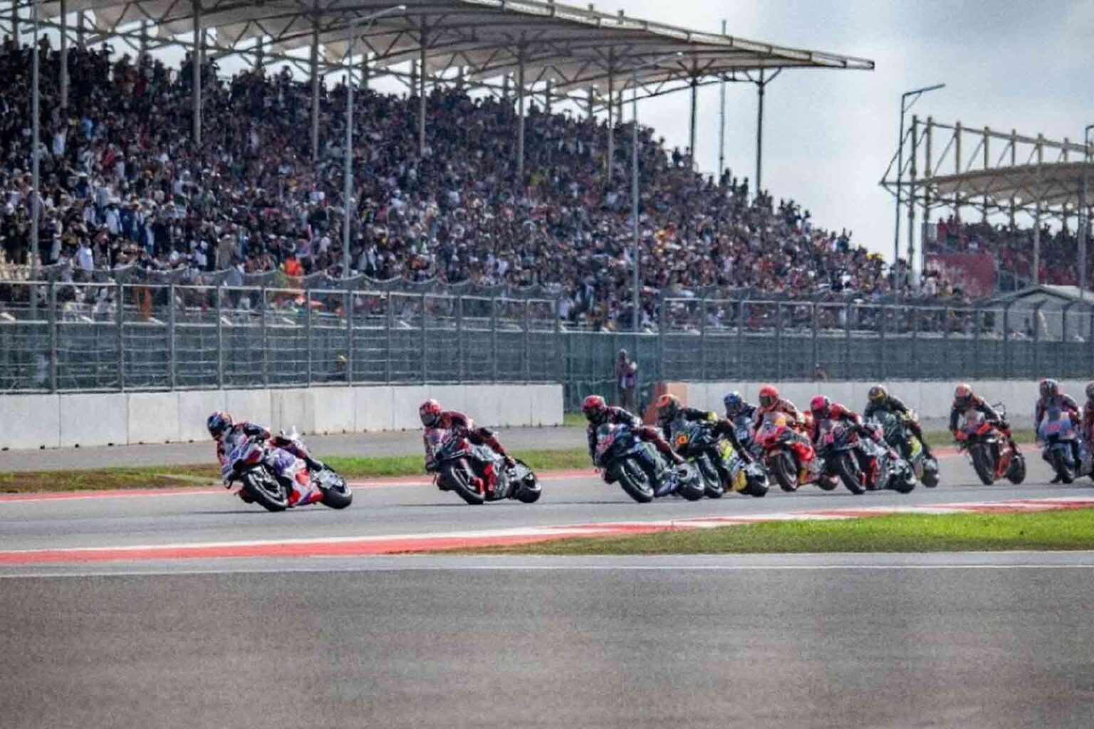 Perbandingan Jumlah Penonton MotoGP Mandalika 2022 dan 2023, Lebih Ramai Mana? - NTBSatu