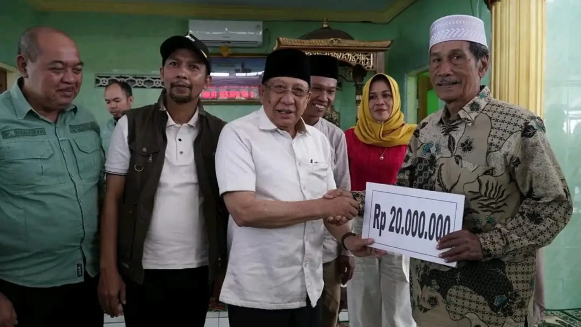 Haji Mo Serahkan Santunan ke Masjid Nurul Hayat - NTBSatu