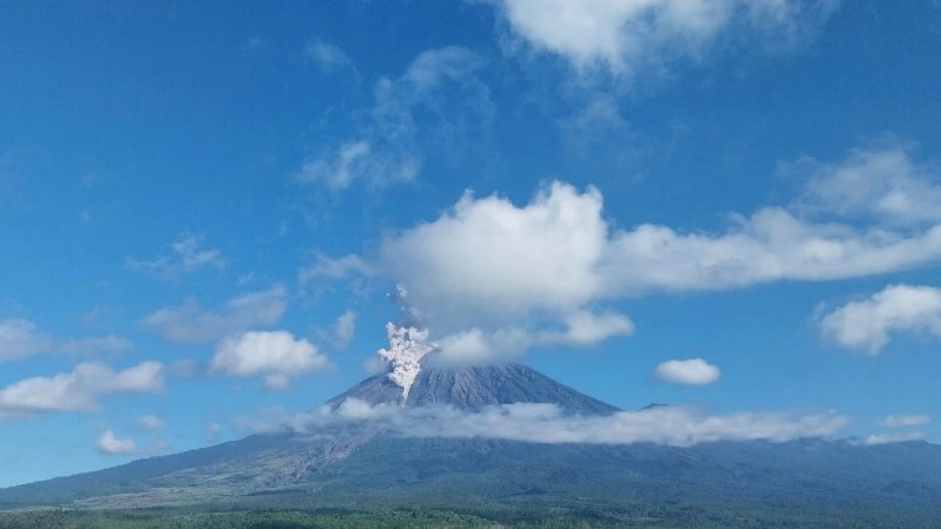 Gunung Semeru Kembali Erupsi, Abu Vulkanik Capai Ketinggian 1.000 Meter ...
