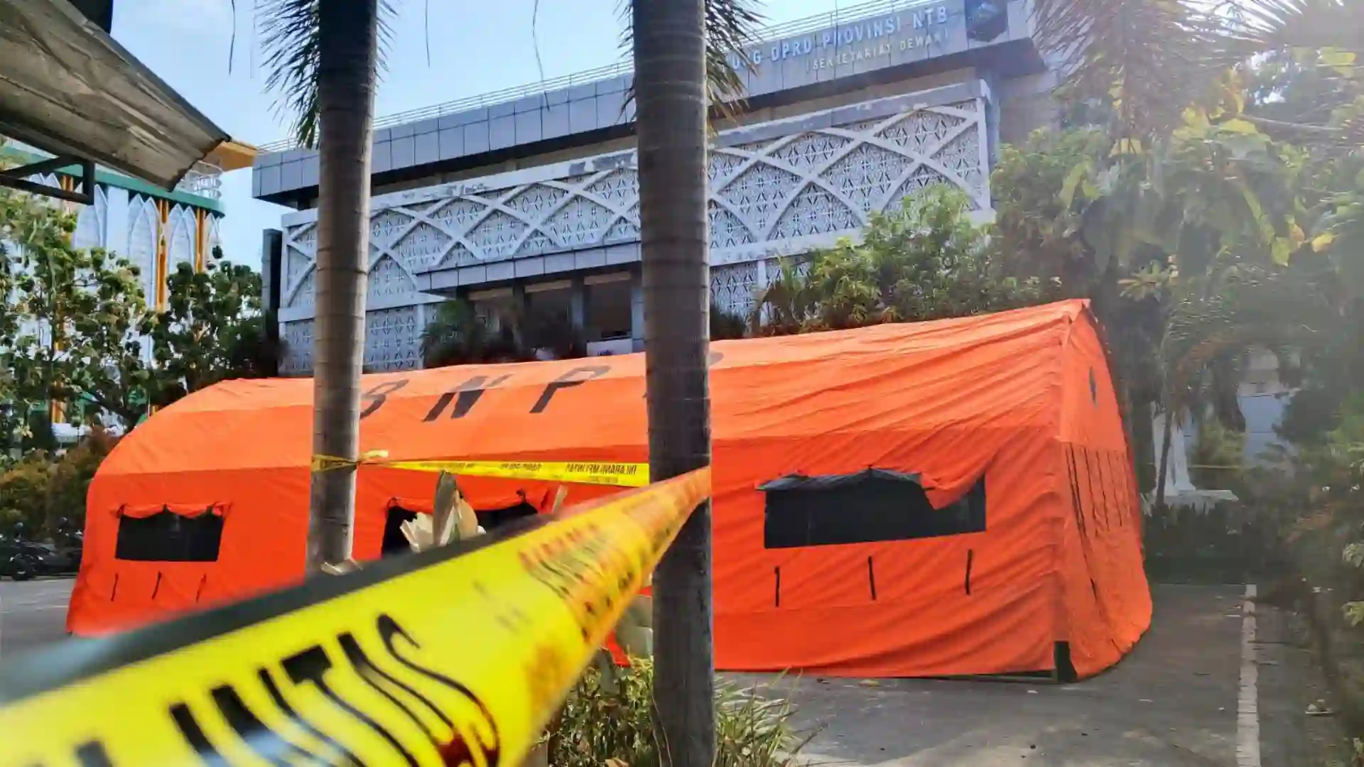 Tenda BNPB Berdiri di Halaman Gedung DPRD NTB, Dewan Masih Kerja dari Rumah - NTBSatu