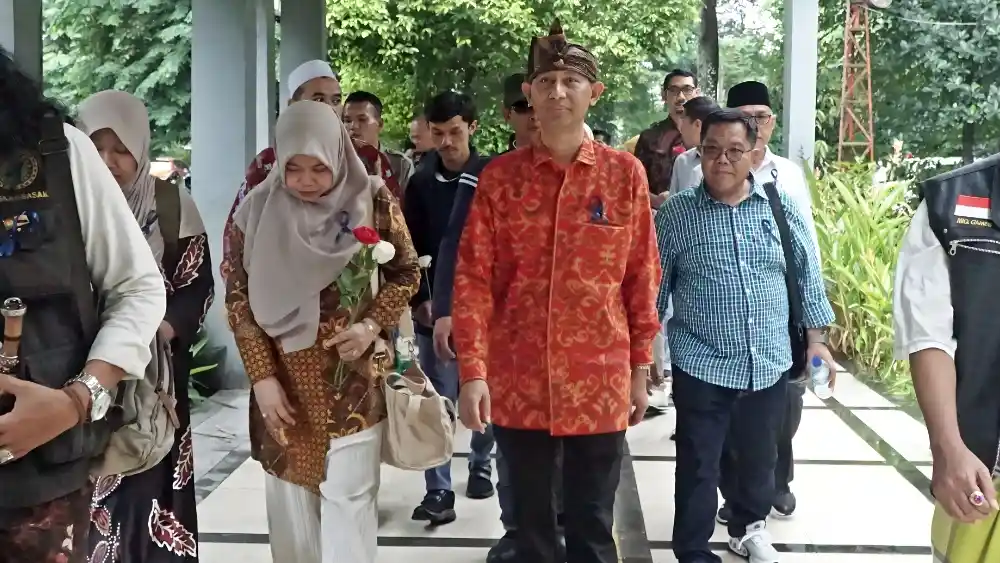 Tak Terpengaruh Sanksi Etik, Prof. Hamsu Jadi Pendaftar Pertama Calon ...